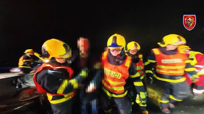 Senior nedal v Karviné přednost nákladnímu autu. Z auta ho museli ...