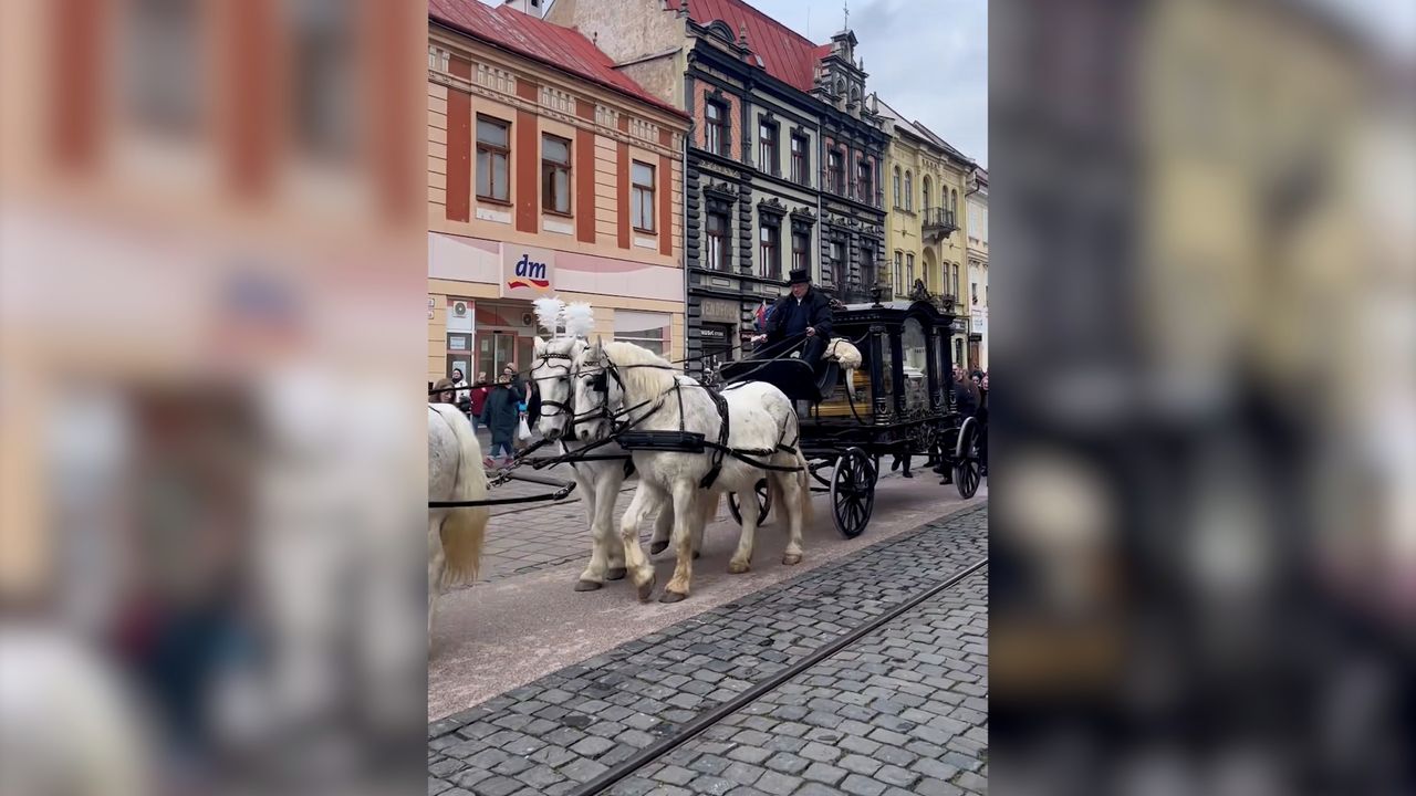 Zemřel romský král Róbert I. Košicemi projel kočár se zlatou rakví | Stream