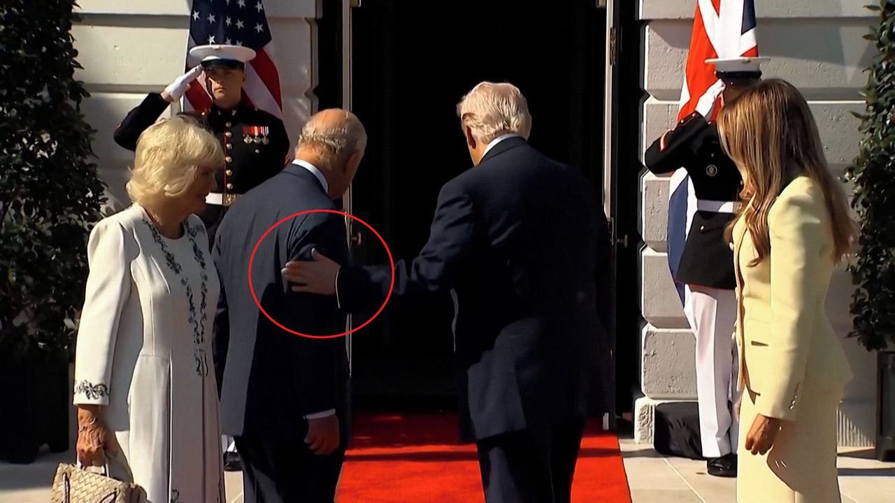 Trump poplácal krále Karla po rameni | Stream