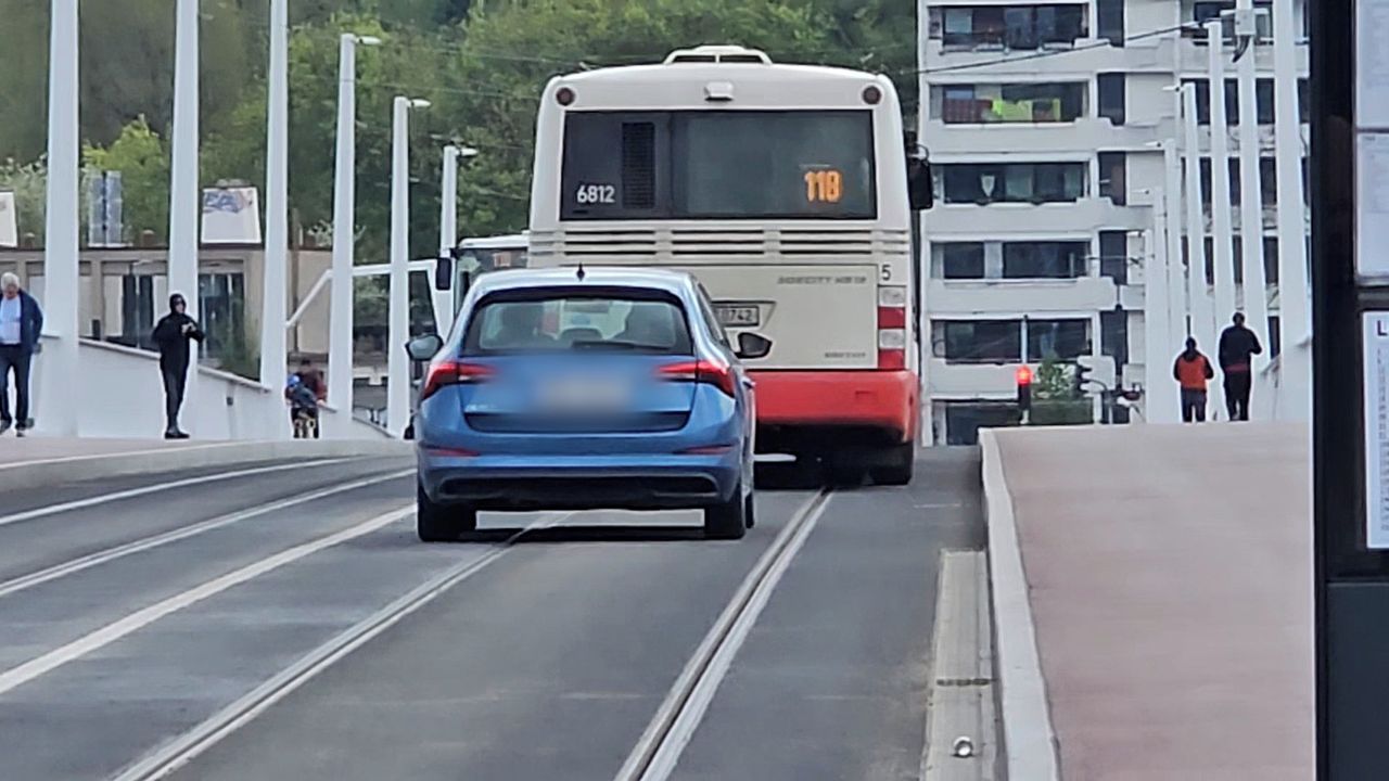 I přes zákaz. Lidé nadávají na auta na novém Dvoreckém mostě v Praze ...