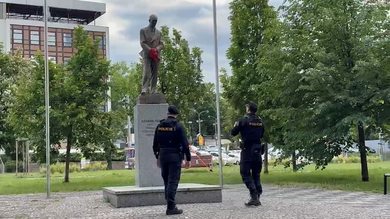Aktivisté v Brně nabarvili soše prezidenta Beneše ruce na rudo | Stream
