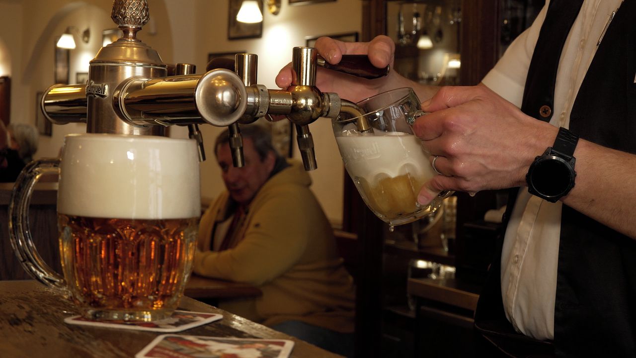 Češi pijí méně piva. Tradiční české hospody ale stále žijí | Stream