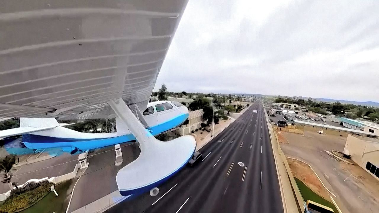 Historickému hydroplánu nad Phoenixem vypověděl motor. Pilot přistál na ...