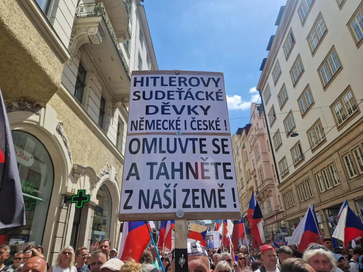 Proti sjezdu sudetských Němců v Brně protestovali tisíce lidí, plné ...