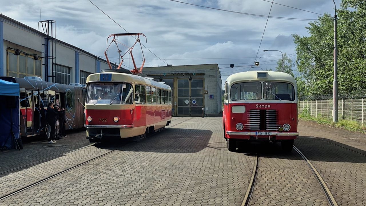 Flotila ostravských veteránů se rozrostla o nejslavnější tramvaj a ...