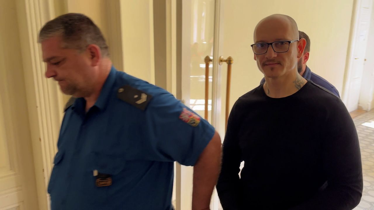 Řekla mu, že by mohl přispívat na domácnost, tak jí vrazil nůž do zad ...